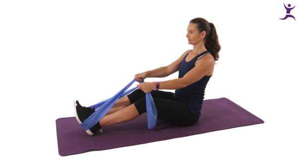 Rudern mit Band im Sitzen - Übungs-Anleitung - fitkurs.de